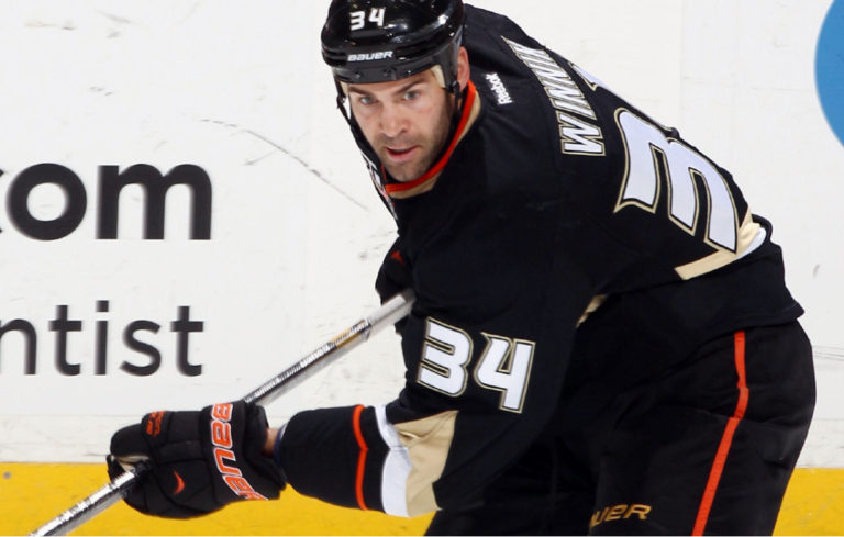 Toronto Maple Leafs sign Daniel Winnik to a one-year deal